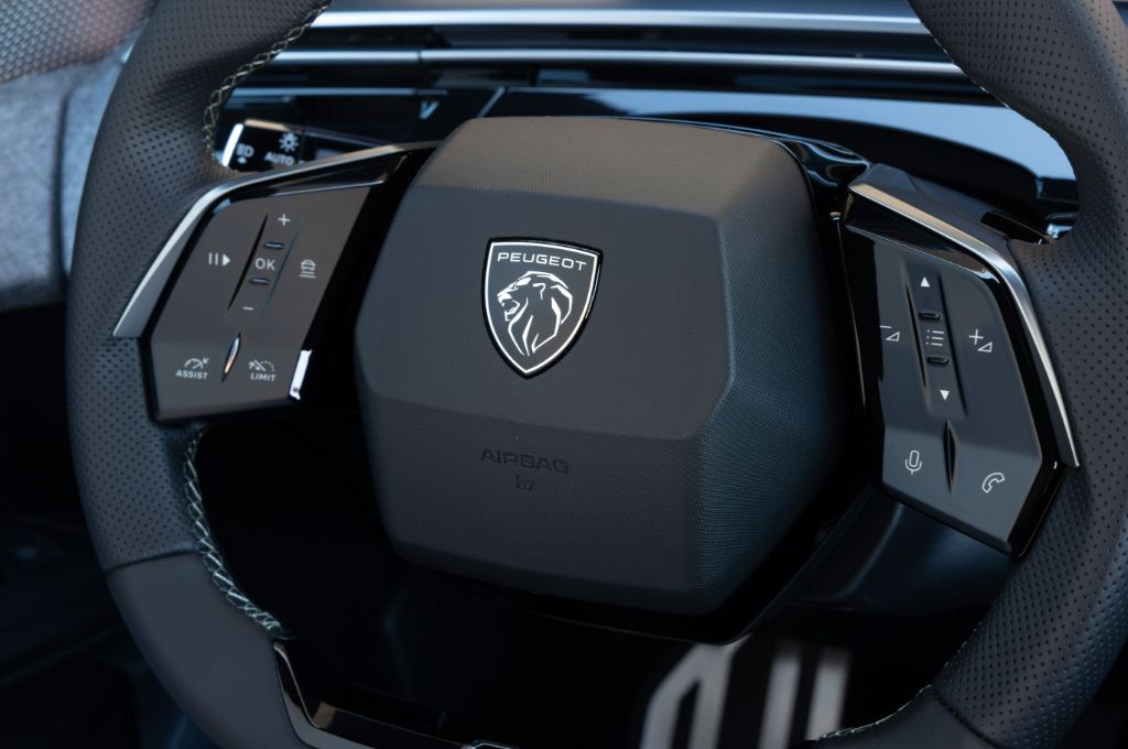 Peugeot e-3008 Review and Buyers Guide | Electrifying.com