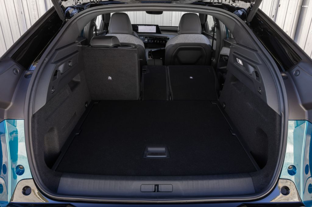 Peugeot e-3008 Review and Buyers Guide | Electrifying.com