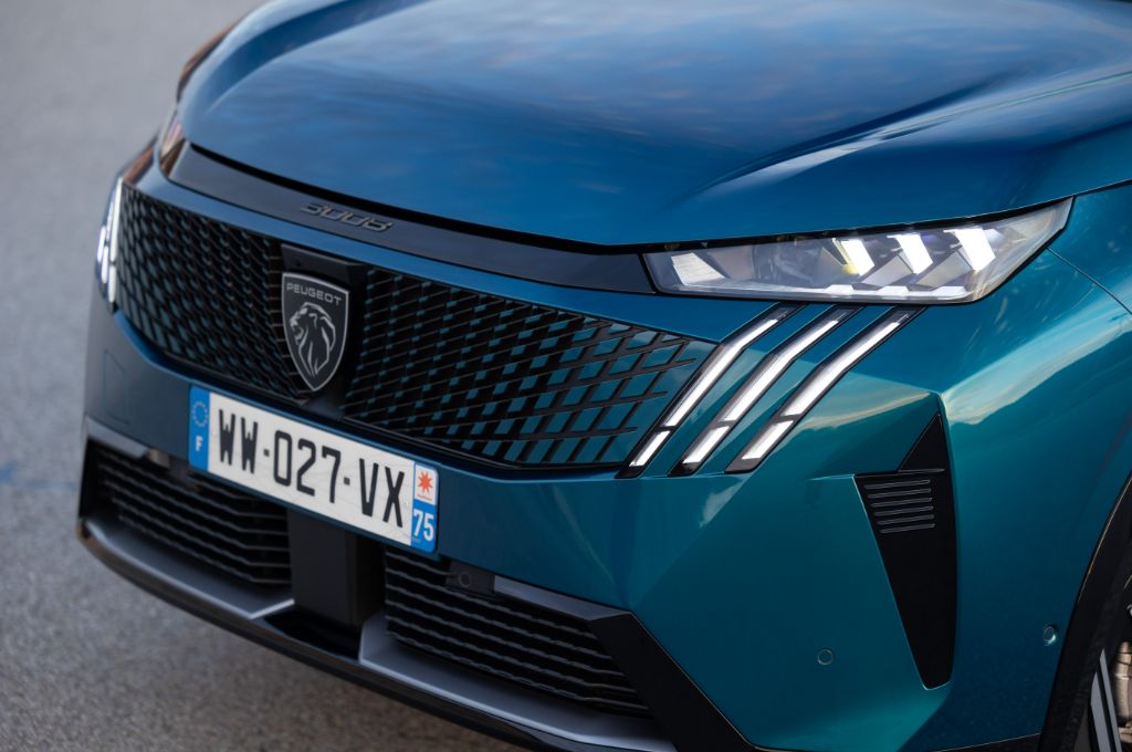 Peugeot e-3008 Review and Buyers Guide | Electrifying.com