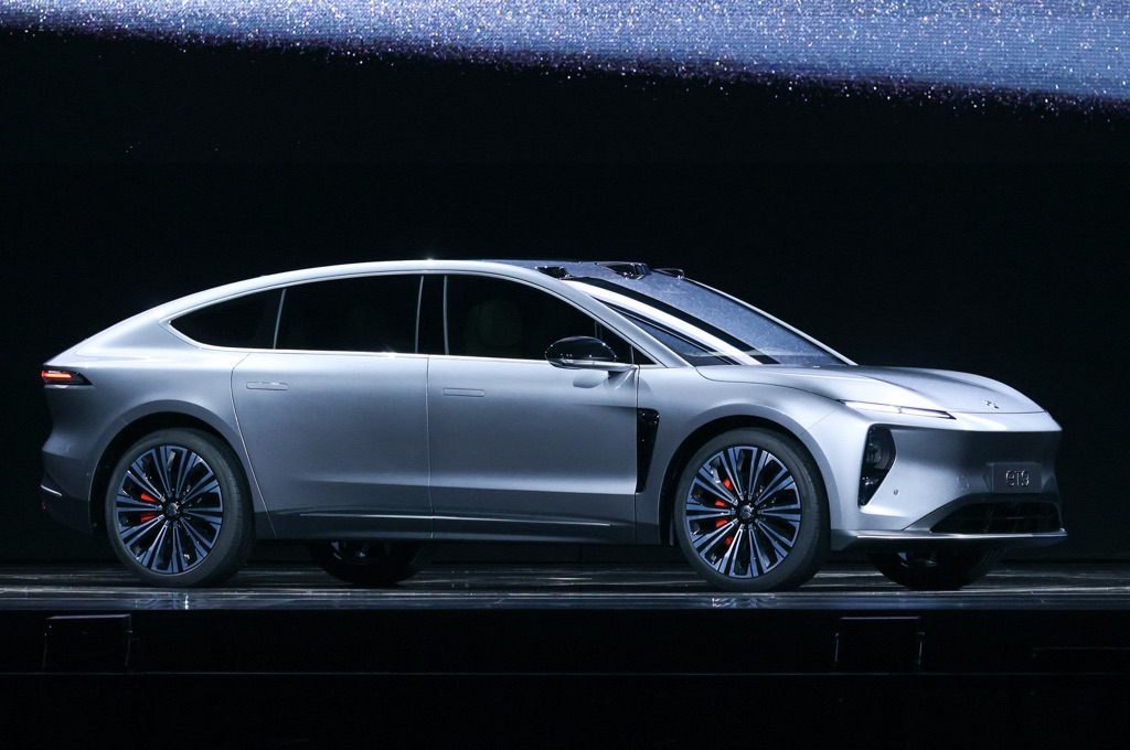 NIO reveals £100k flagship ET9 | Electrifying.com