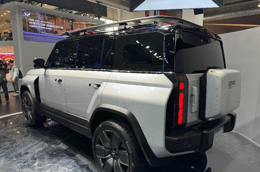 Defender lookalike could come to UK as Jaecoo 6 | Electrifying.com