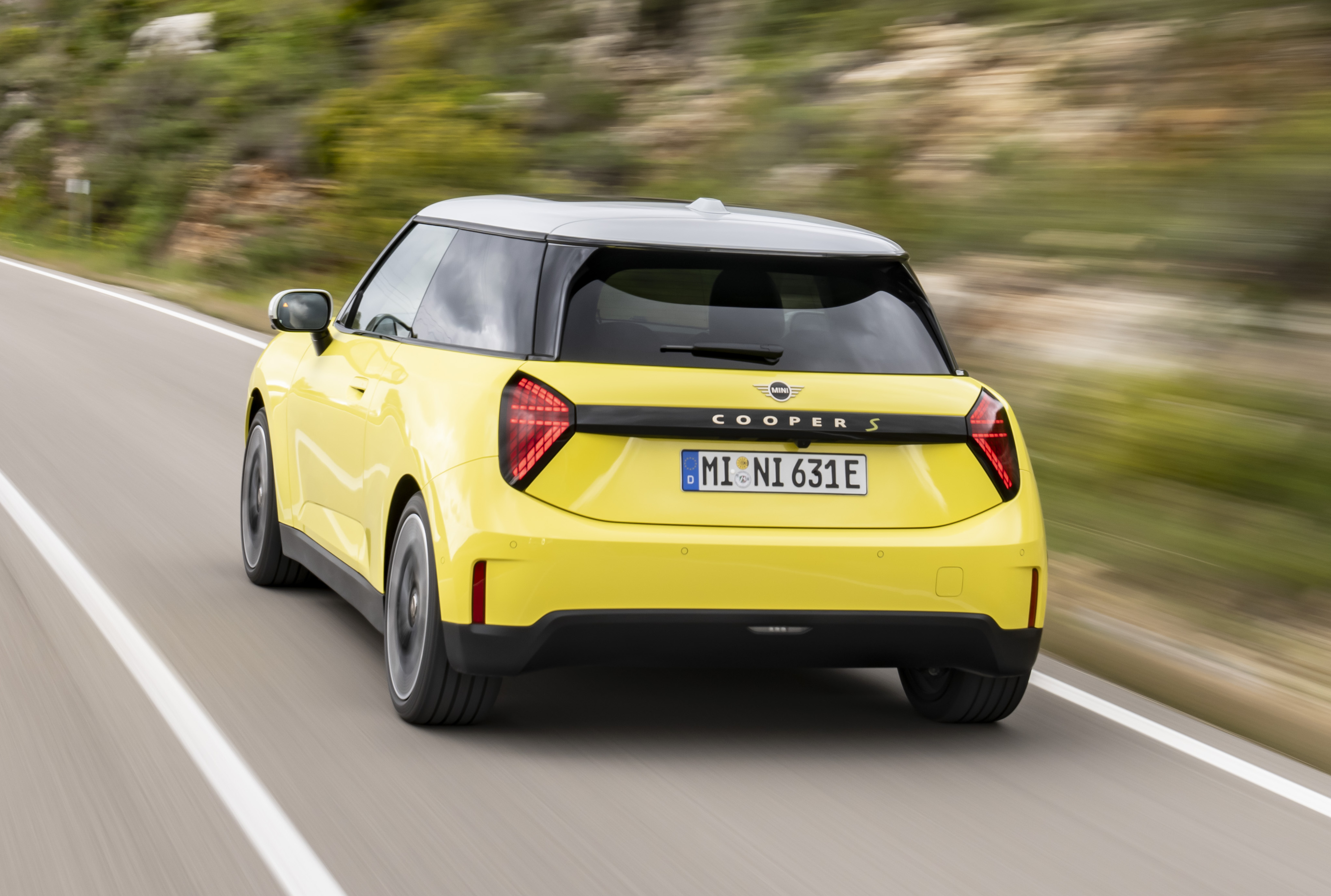 New MINI Electric 2024 Review and Buyers Guide | Electrifying.com